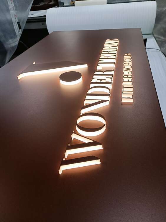 Insegne Luminose negozi Milano | Elettrosign produzione e installazione